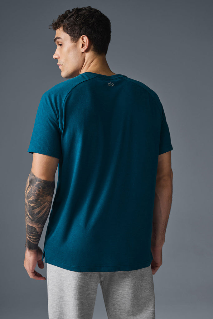 Triumph Raglan Tee - Eclipse Blue | Alo Yoga