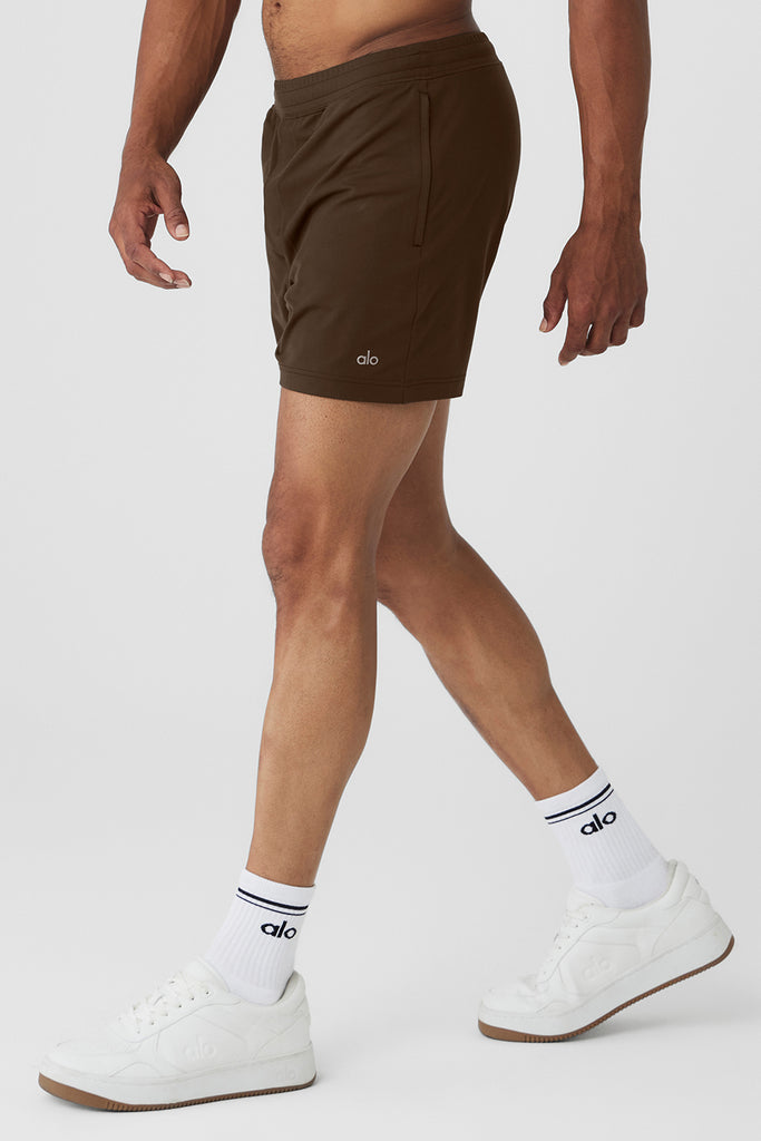 7" Conquer React Performance Short - Espresso | Alo Yoga